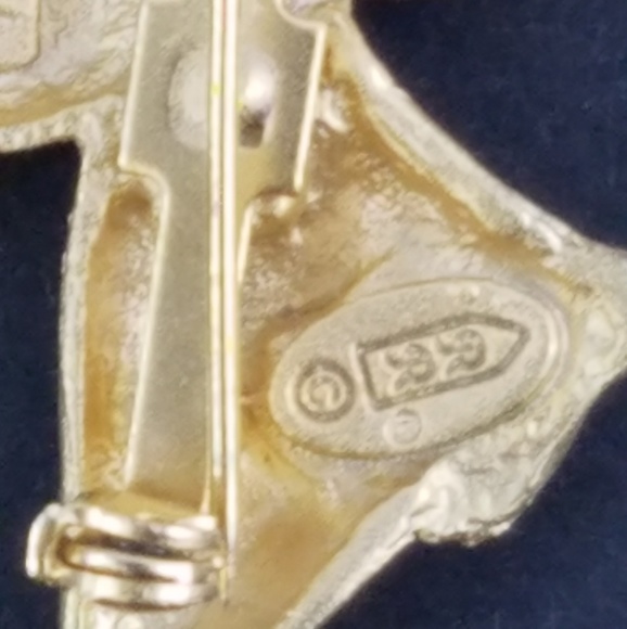 Robyn Rush | Jewelry | Vintage Robyn Rush Angel W Bell Pin | Poshmark